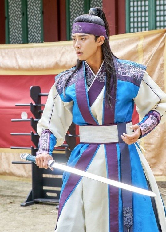 Go Ara scribbles away in Hwarang still cuts » Dramabeans Korean drama ...