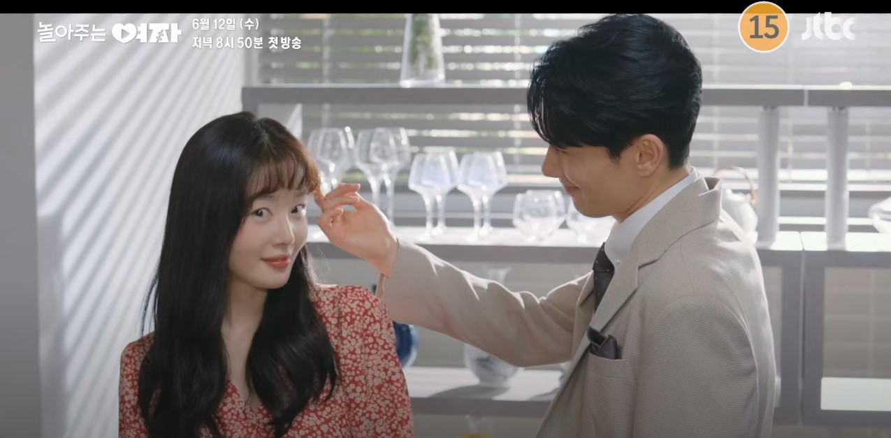 Ex-mobster Uhm Tae-gu is a fool for love and Han Sun-hwa